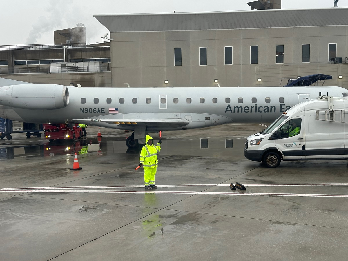 BREAKING: American Airlines plane crashes into Potomac River after mid ...