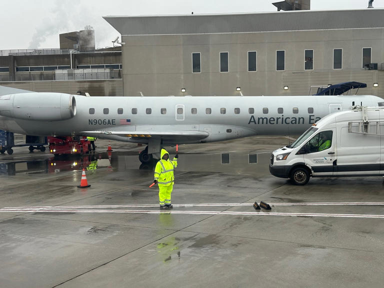 BREAKING: American Airlines plane crashes into Potomac River after mid ...