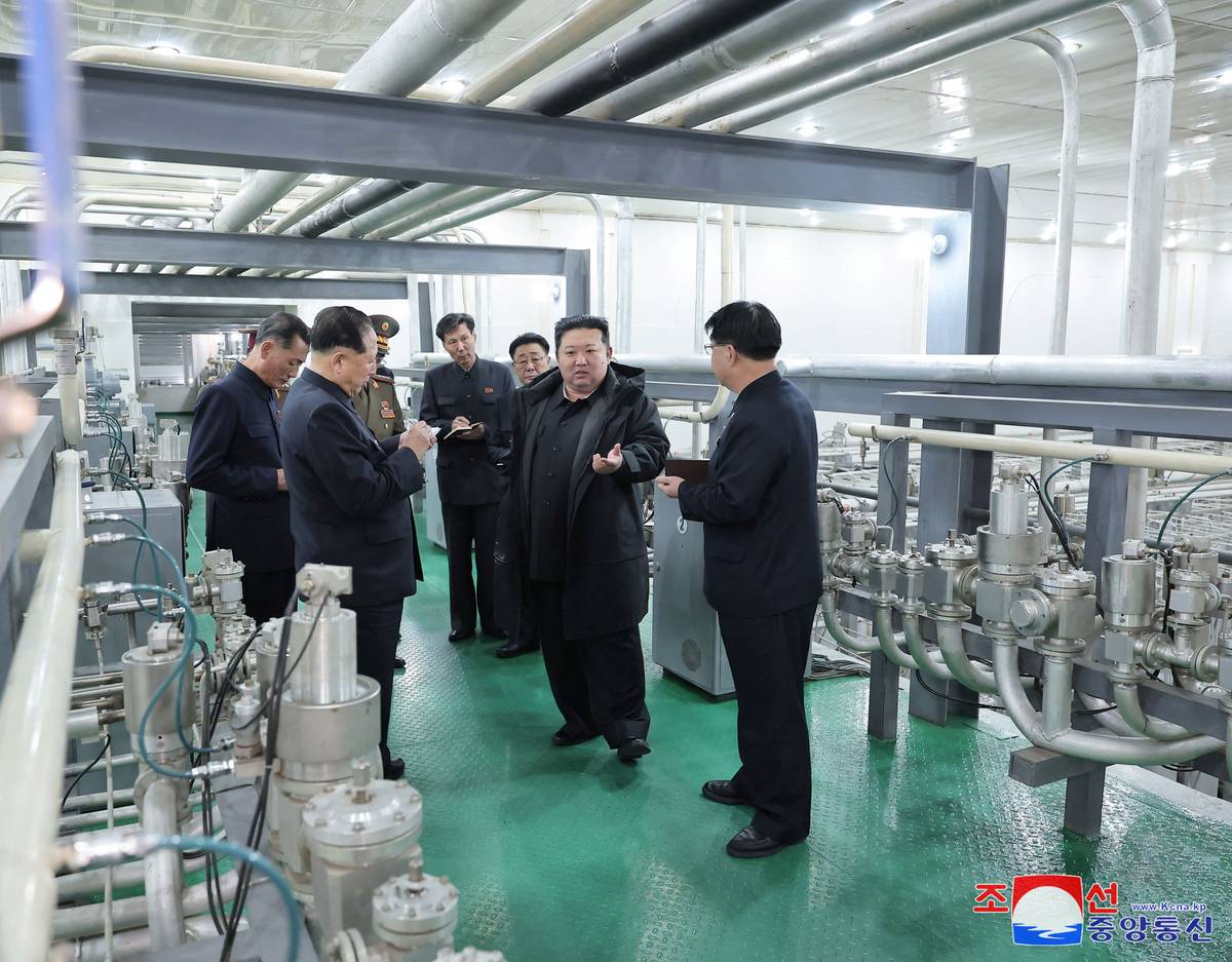 Divulgadas imagens de Kim Jong-un em visita a central nuclear