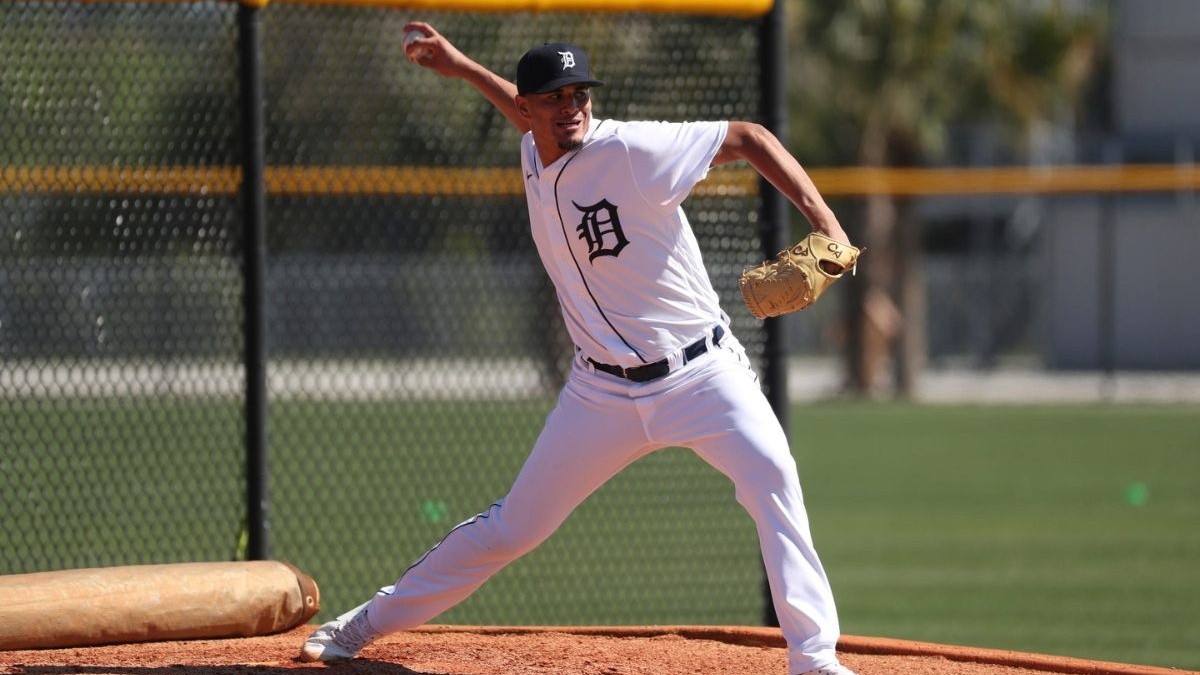 MLB: Mariners Sign Another Luis Castillo, He's a Pitcher and Also ...