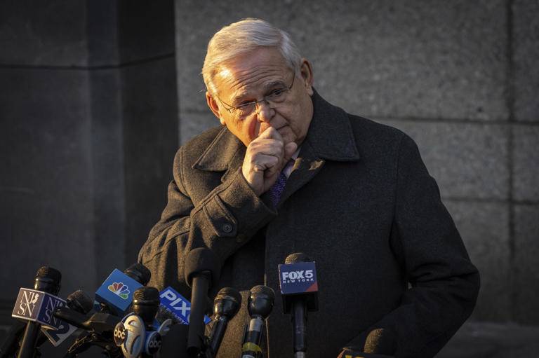 Tidligere topdemokrat idømmes 11 års fængsel for korruption