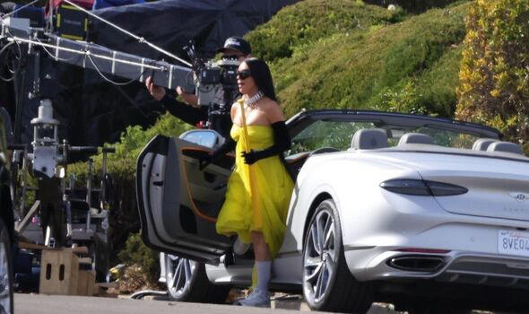 Kim Kardashian goes crazy as she slams unknown car's windows to pieces ...