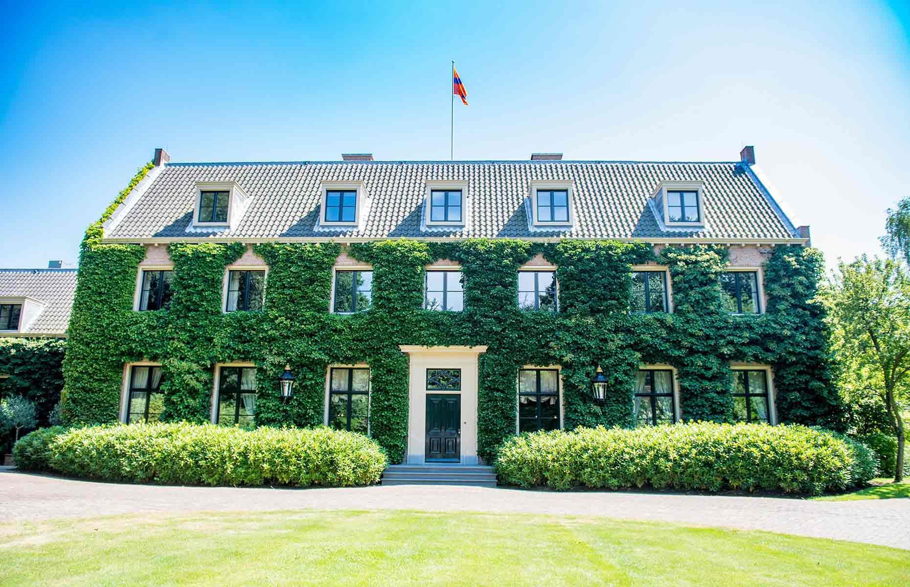 Inside The Magnificent Homes Of The Wealthiest Royal Families