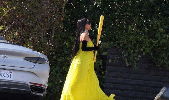 Kim Kardashian goes crazy as she slams unknown car's windows to pieces ...