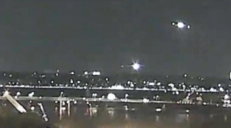 Moment American Airlines Flight 5342 collides with Black Hawk ...