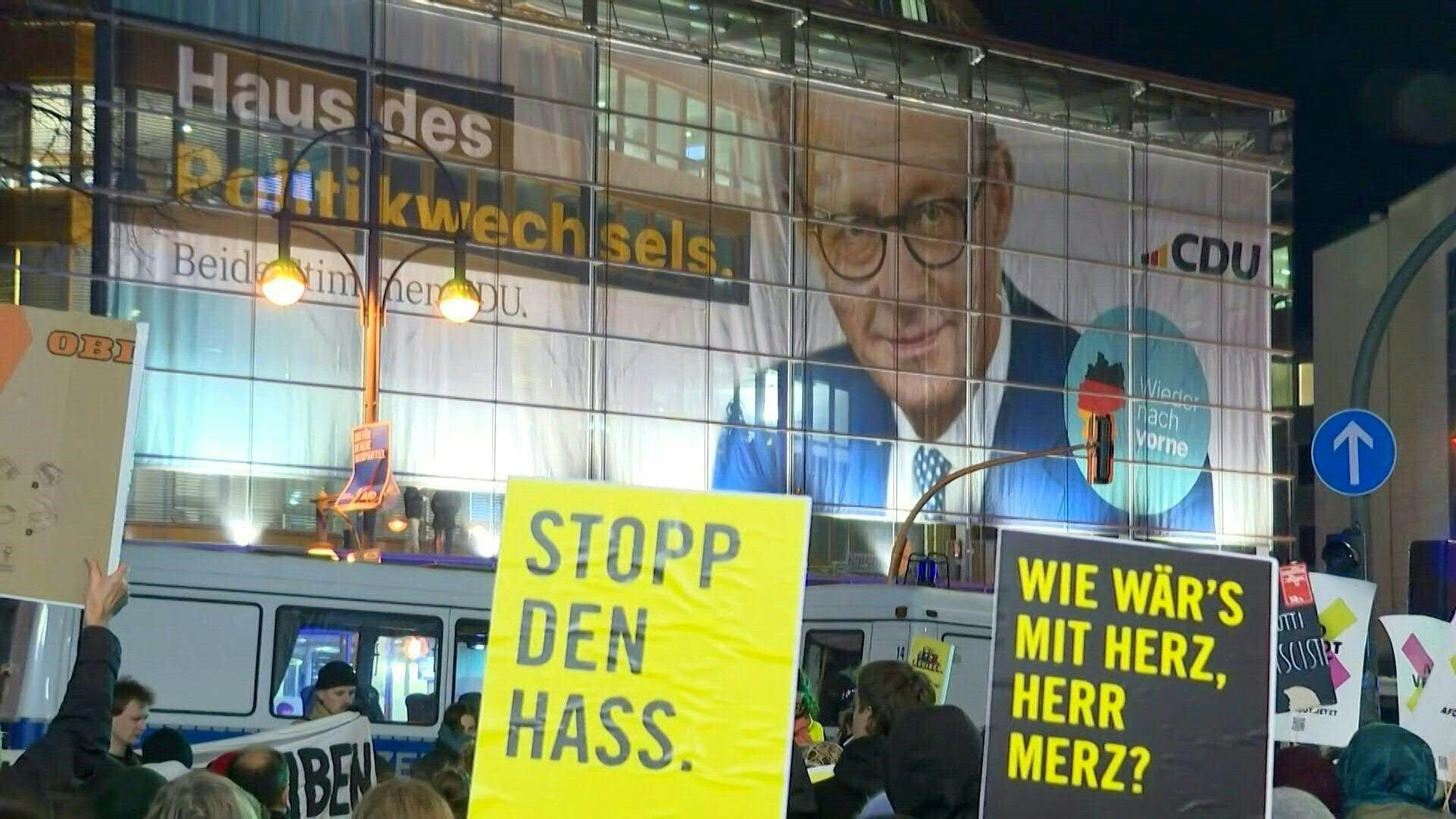 Merz und die AfD: Protest vor CDU-Zentrale in Berlin
