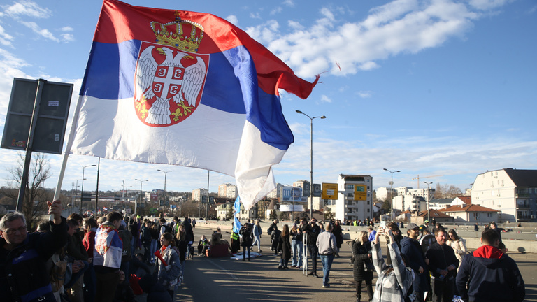 „1, 2, három hidat foglalunk el” – a szerbiai diákok szójátékkal üzenik ...