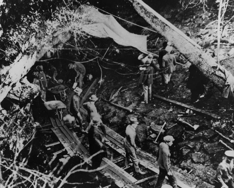 How an explorer stuck in a Kentucky cave for 17 days captured the world ...