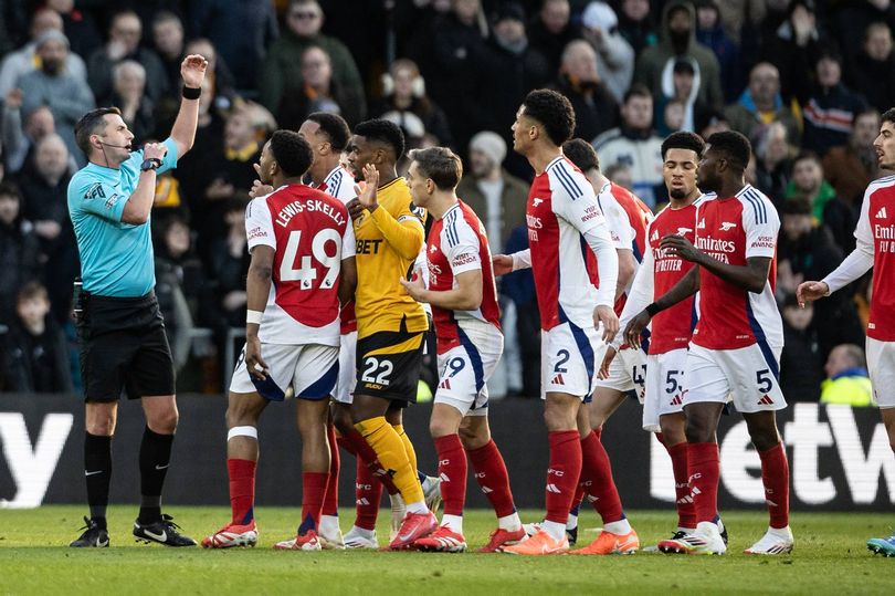 Gary Neville risks wrath of Arsenal fans as he calls out 'entitled ...