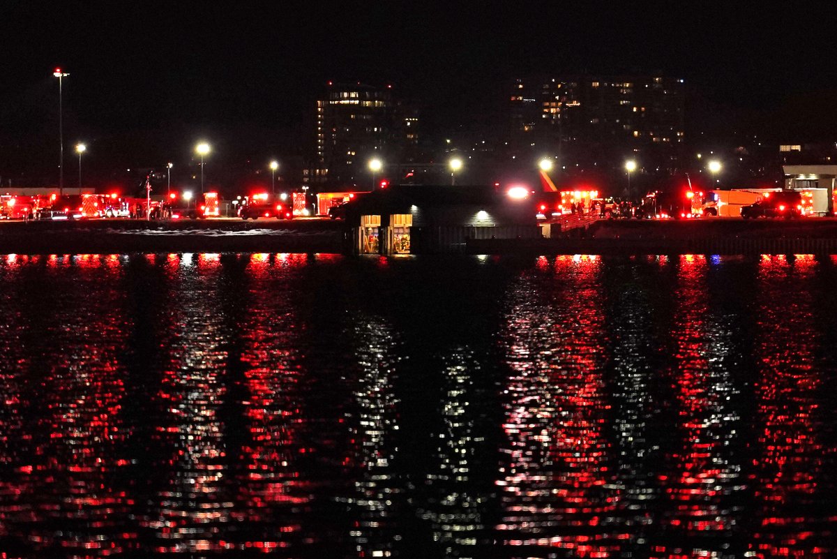 Passenger plane crashes into Potomac after mid-air collision with ...
