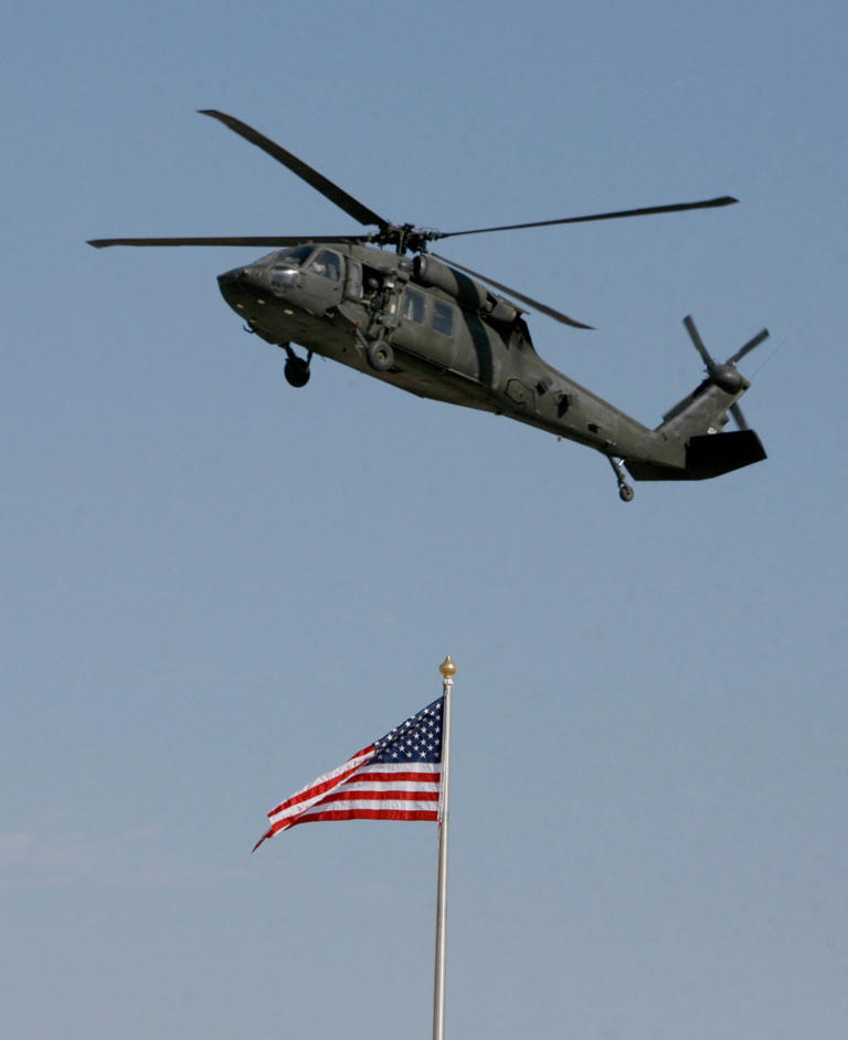 Moment American Airlines Flight 5342 collides with Black Hawk ...