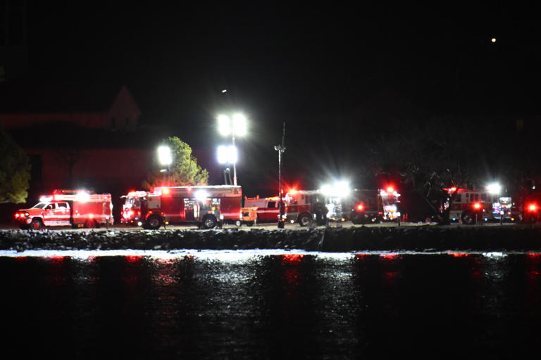 American Airlines plane collides with helicopter in D.C., crashes into ...