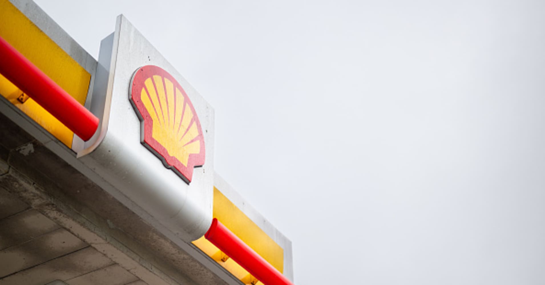 Oil giant Shell raises dividend despite full-year profit miss
