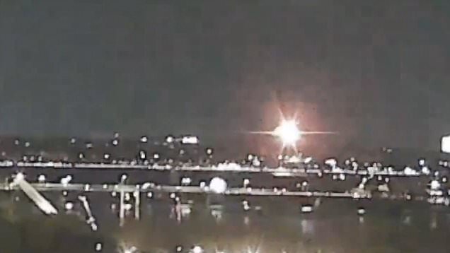 Video shows American Airlines plane and army helicopter crash and ...