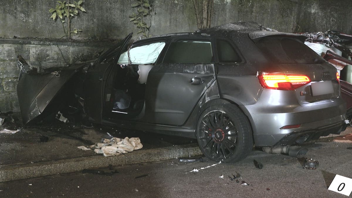 Tödlicher Crash mit Audi RS3 in Langnau am Albis ZH – Anwohnerin ...