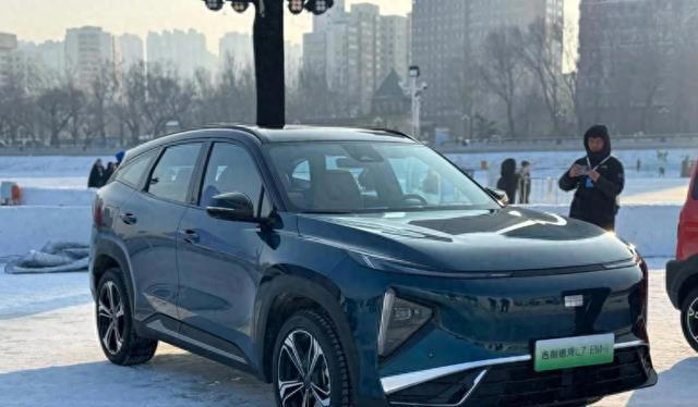 吉利银河 L7 EM-i 上新，颜值动力双双开挂！