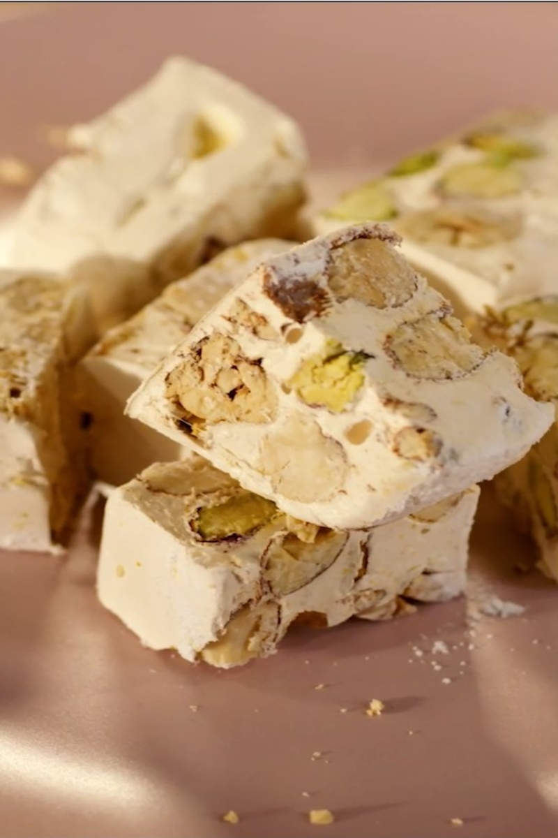 Torrone fatto in casa, classico torrone italiano con noci