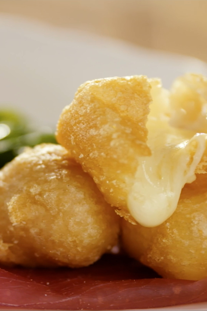 Bocconcini croccanti di formaggio Fontina fritto