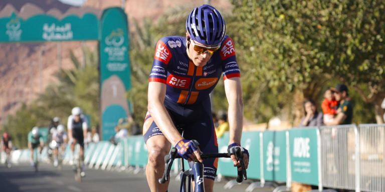 Nils Eekhoff klapt op lantaarnpaal bij nare val in AlUla Tour