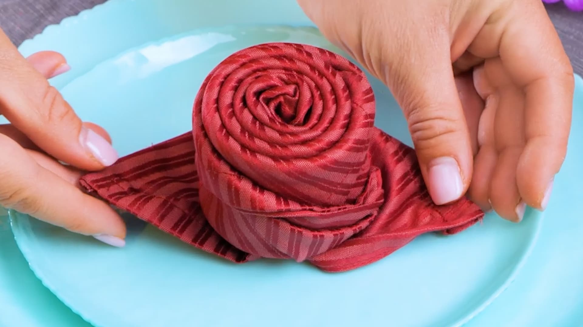 Spring table decorations with stylish napkin designs