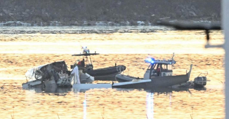 Live All Aboard American Airlines Jet Feared Dead After Collision With