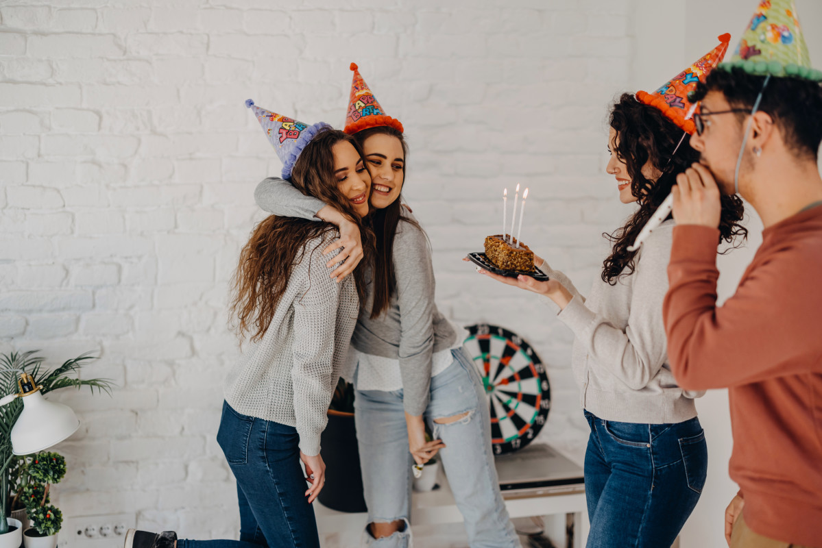 115 Happy Birthday Wishes for Classmates and School Friends