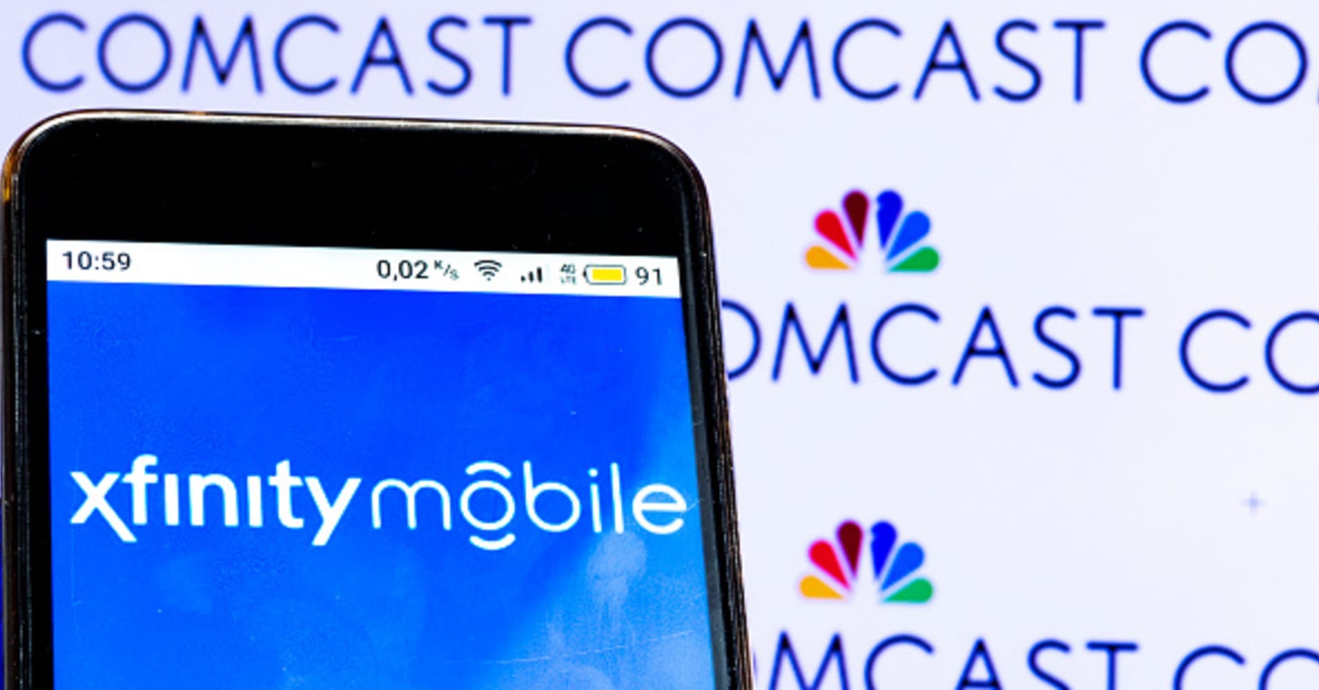 Comcast shifts strategy to mobile as fourth-quarter broadband numbers ...