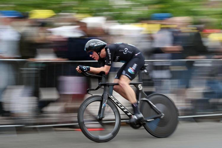 Cyclisme. Victime d’une violente chute, Nils Eekhoff heurte un ...