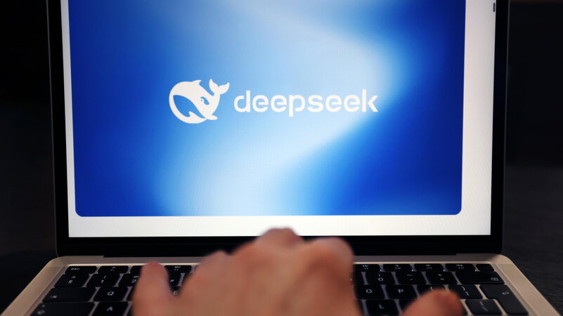ChatGPT vs DeepSeek: una sfida tra giganti dell'intelligenza artificiale
