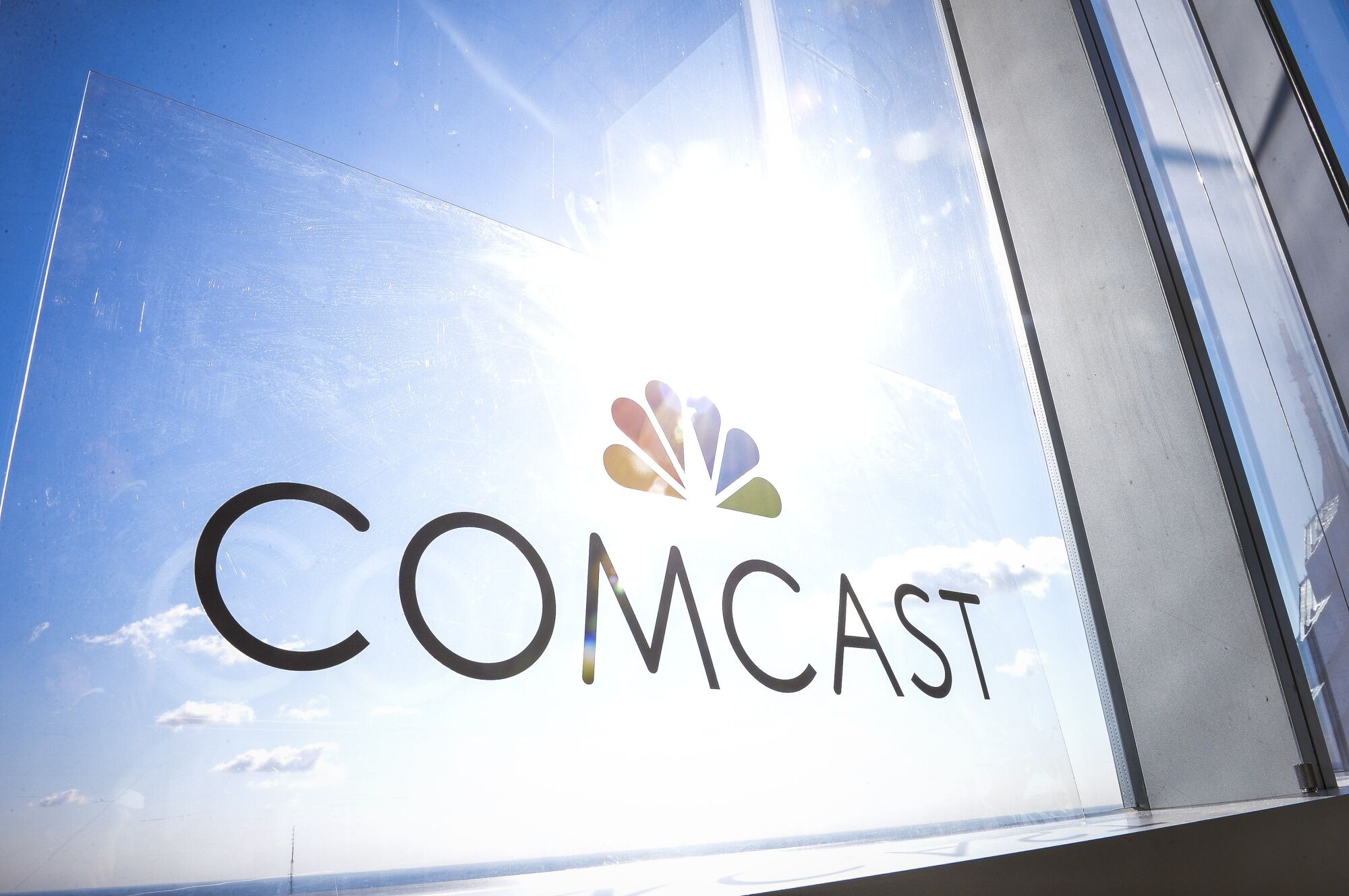 Comcast Shares Tumble as Broadband-Subscriber Losses Widen