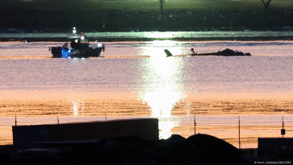 Washington, DC: 28 found dead after midair crash