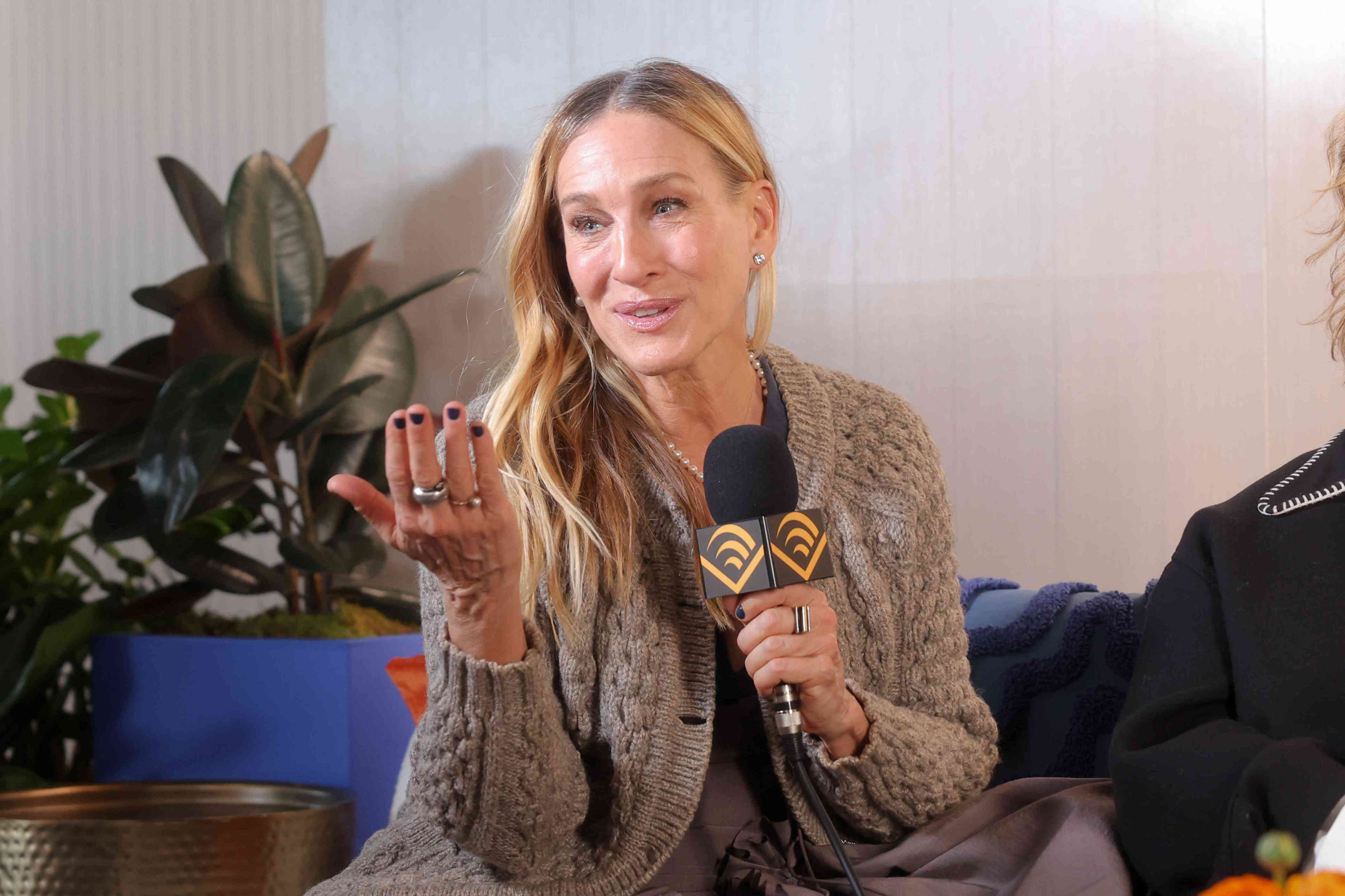 Sarah Jessica Parker's Layer-Heavy Outfit Included the Sweater Style ...
