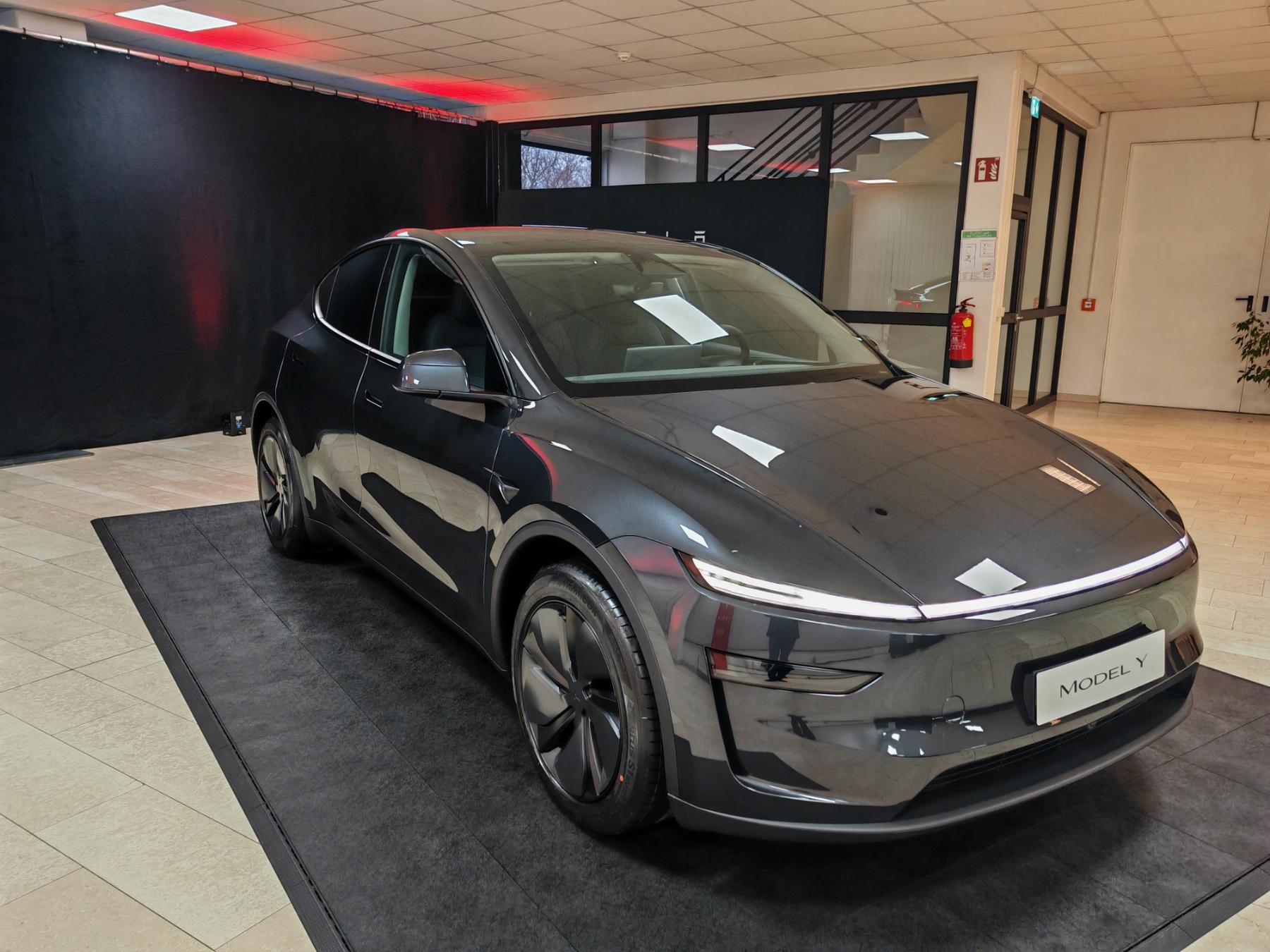 Tesla präsentiert das neue Model Y in Wien