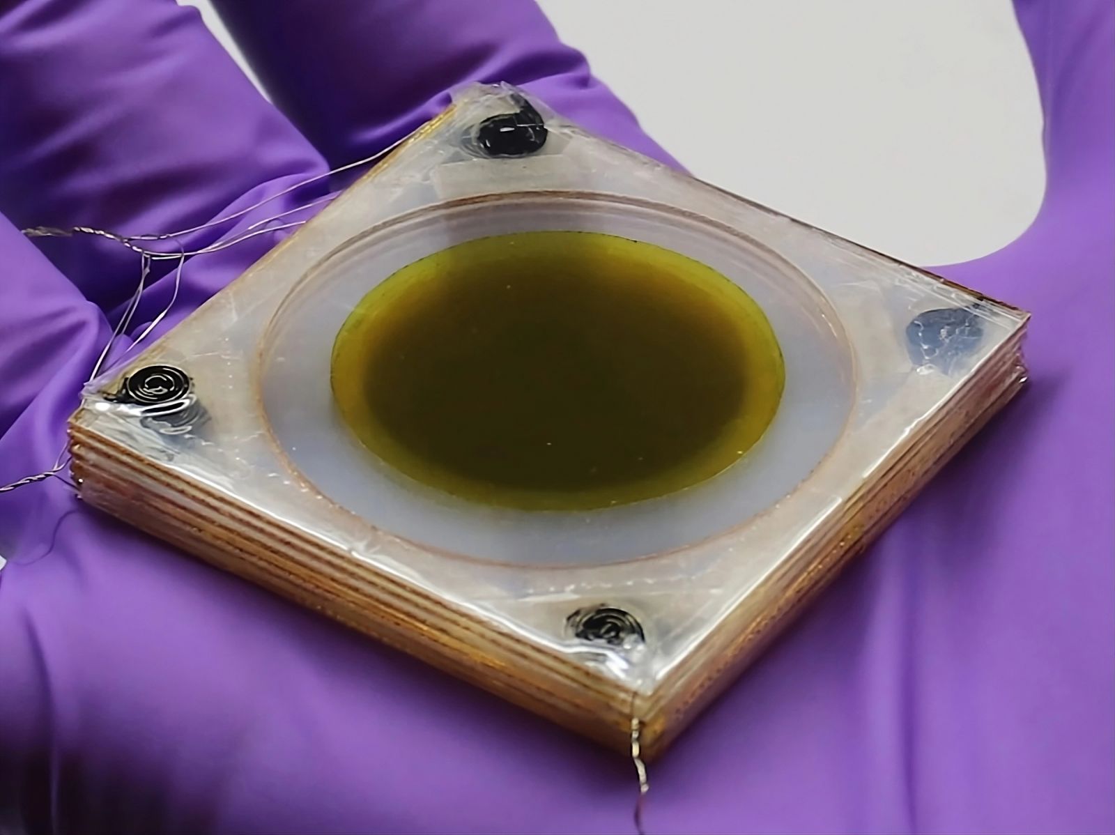 This device uses only electricity to cool, without fluids or gases 🌡️