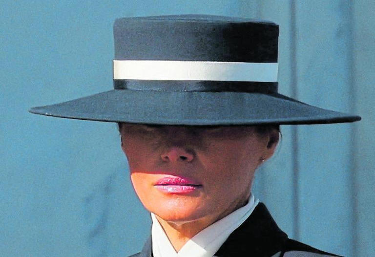 Darum trug Melania wirklich den sperrigen Hut, der Kuss mit Trump ...