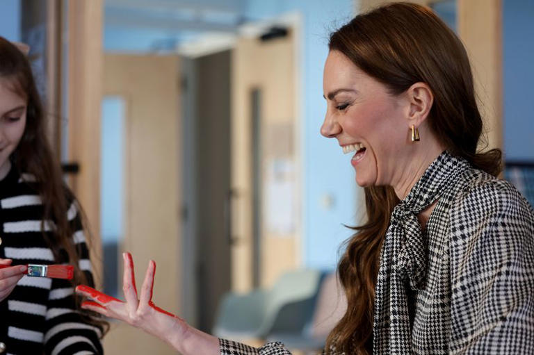 Princess Kate says 'would you like me to' in sweet moment with little ...