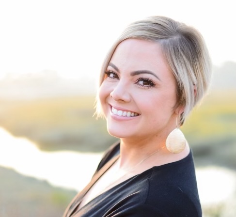 ABC News' ‘Scamanda' Brings the Viral Podcast to the Small Screen But ...