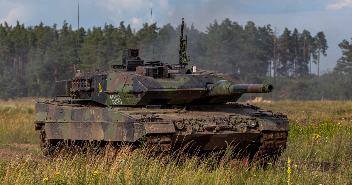 Ukrainian Forces Ambush Russian Column with Leopard Tank