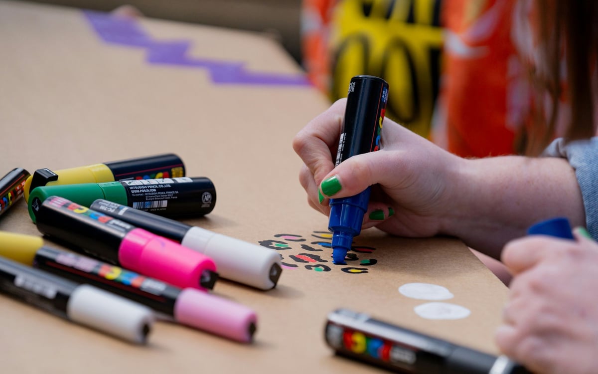 Best paint pens for creating vibrant artwork on any surface