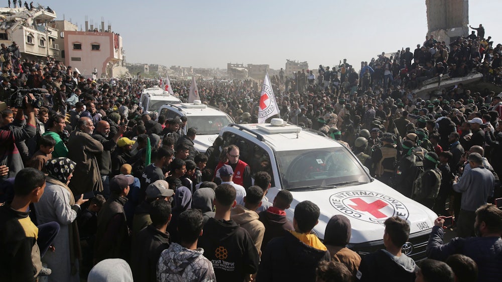 Krieg in Nahost: Trotz Chaos bei Geiselübergabe: Israel lässt Häftlinge ...