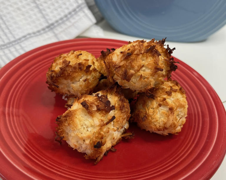 Low Carb Coconut Macaroons with Almond Flour