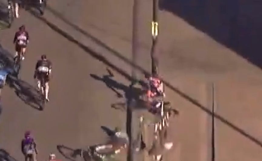 Un coureur néerlandais se casse la mâchoire contre un lampadaire