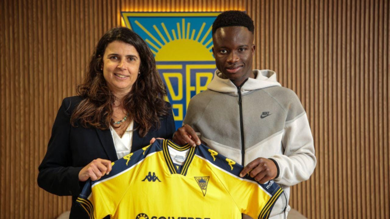 OFICIAL: Isnaba Mané troca Sporting pelo Estoril