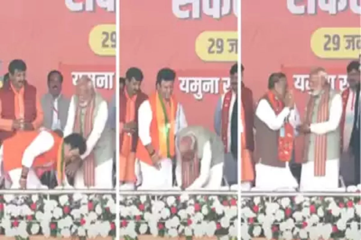 Modi touches feet of BJP candidate Ravinder Singh Negi at Delhi rally