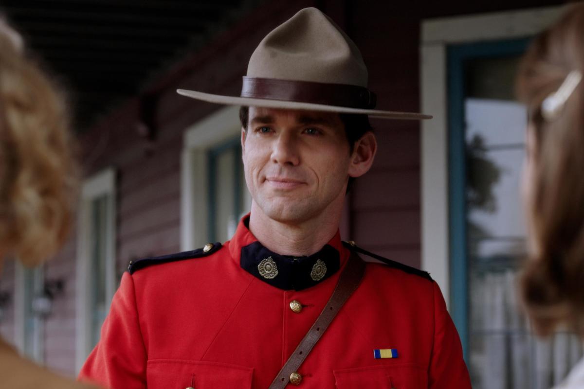 Watch Nathan Go Undercover in Exclusive Sneak Peek of the Next Episode 'When Calls the Heart'