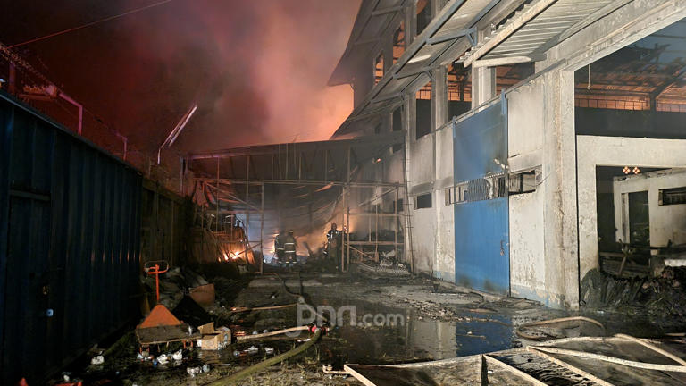 Berjibaku 13 Jam, Petugas Berhasil Padamkan Kebakaran Hebat Pabrik Tekstil di Bandung
