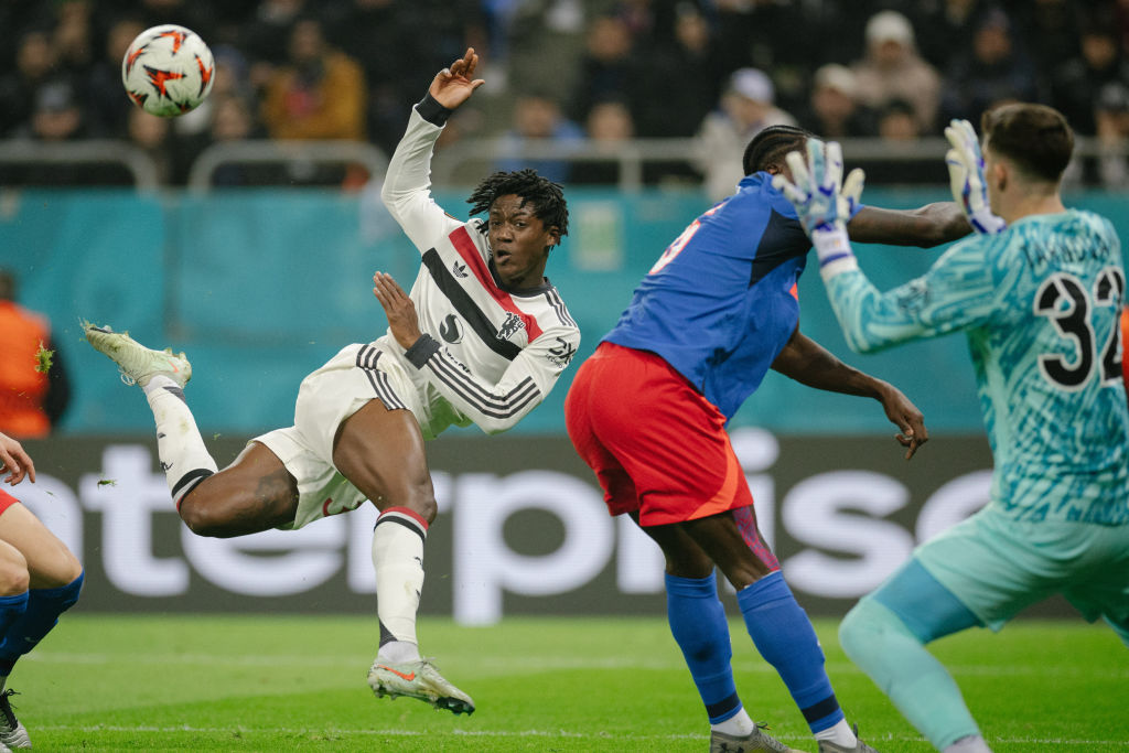 Mainoo shines as United seal last-16 spot