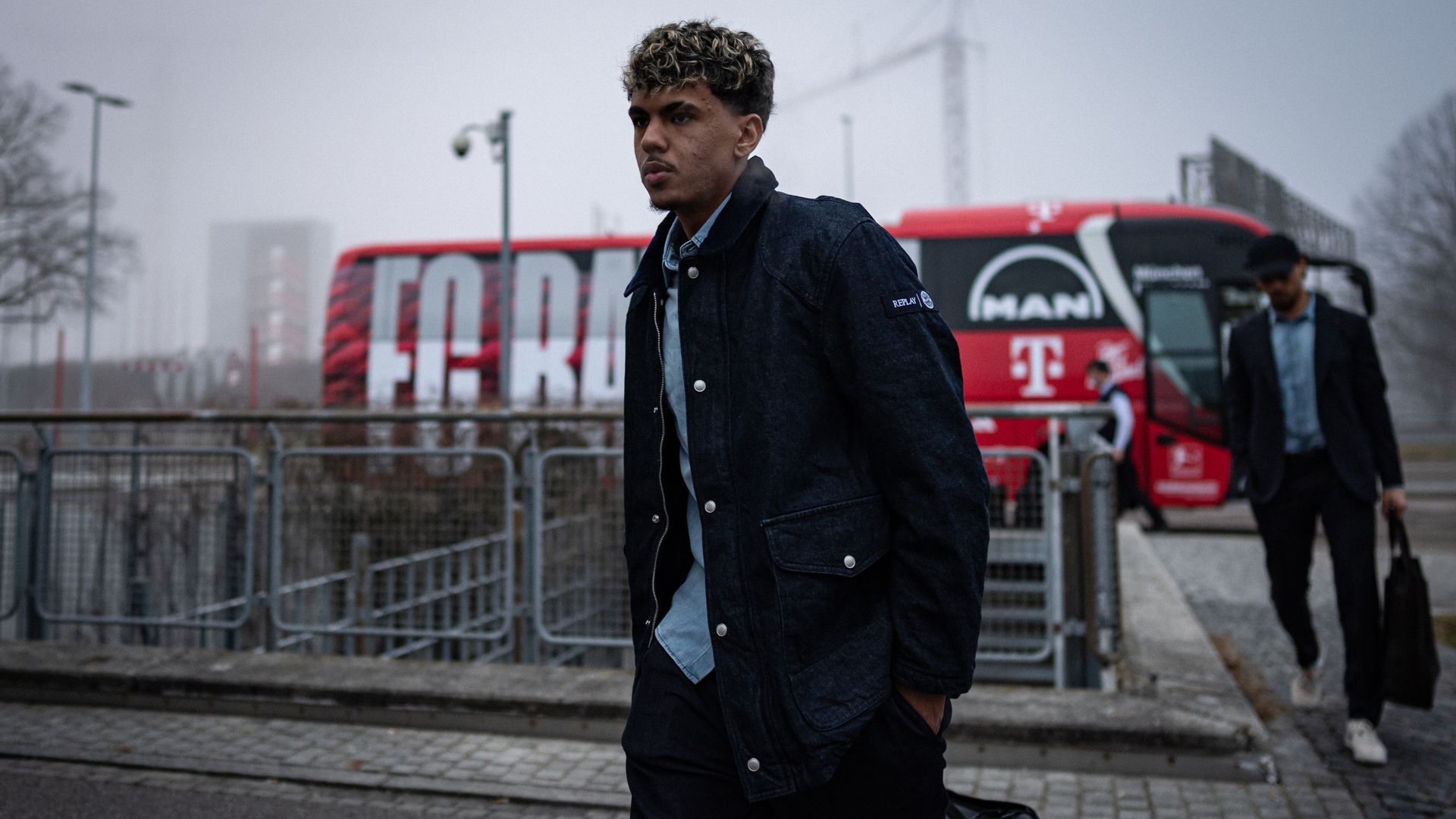 Adam Aznou has both feet out the door, wants to leave Bayern Munich by ...