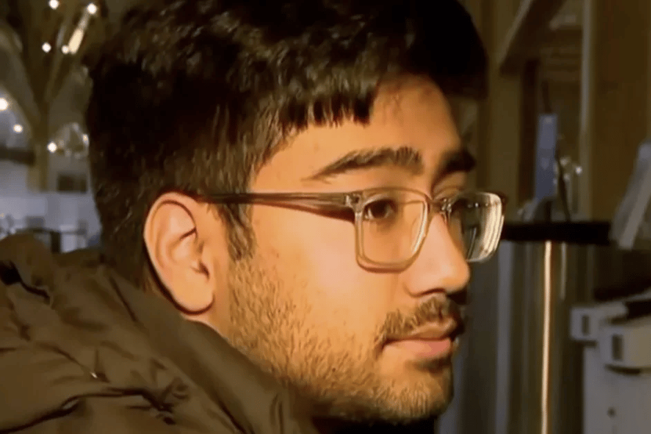 Hamaad was texting his wife when his messages stopped sending. Then he ...