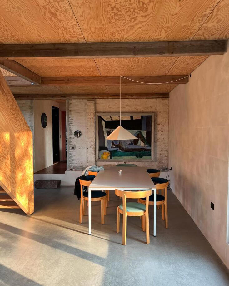 How Architects Remodel: A Design Couple Convert an Old Barn Into Their ...